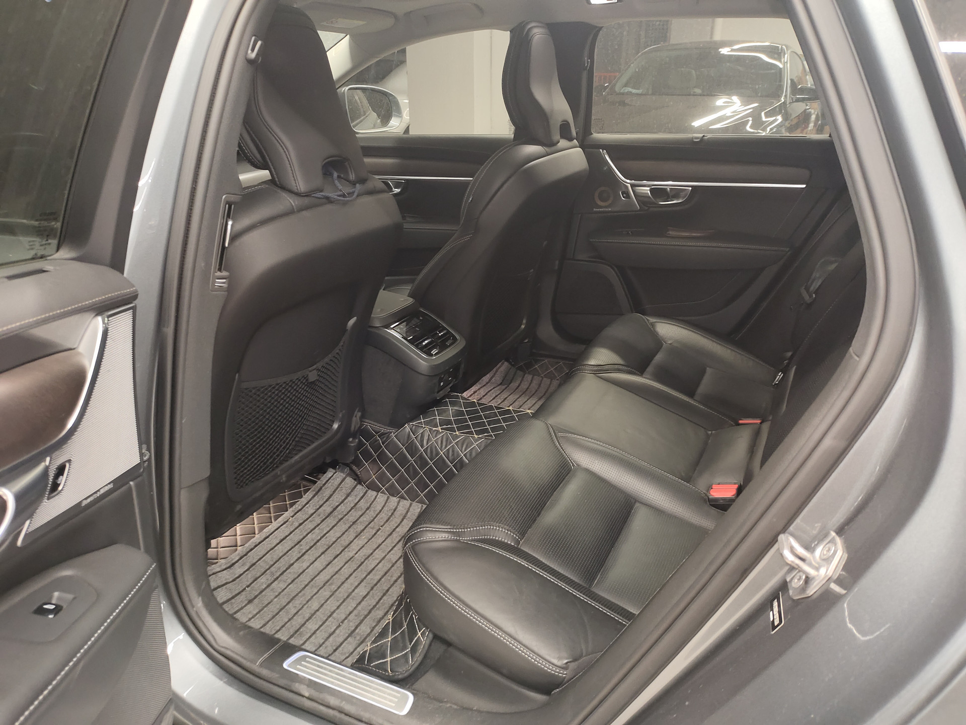 爱车的诺诺- 【待上架抢先报】 哈哈这台V90cc在店里终于看到啦。亮点满满。 顶配（主动安全配置及预警/360全景影像/自适应巡航/HUD抬显/座椅通风加热按摩/后排座椅加热/宝华韦健音响 ...