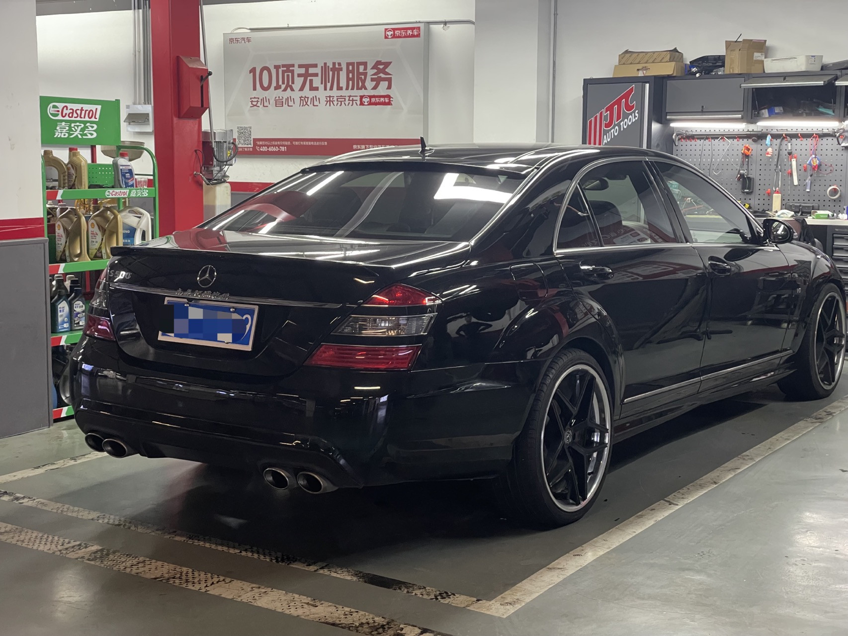 爱车的诺诺- 年前最后一周工作日，发现了台很精神的W221，就是这内饰有点不敢恭维