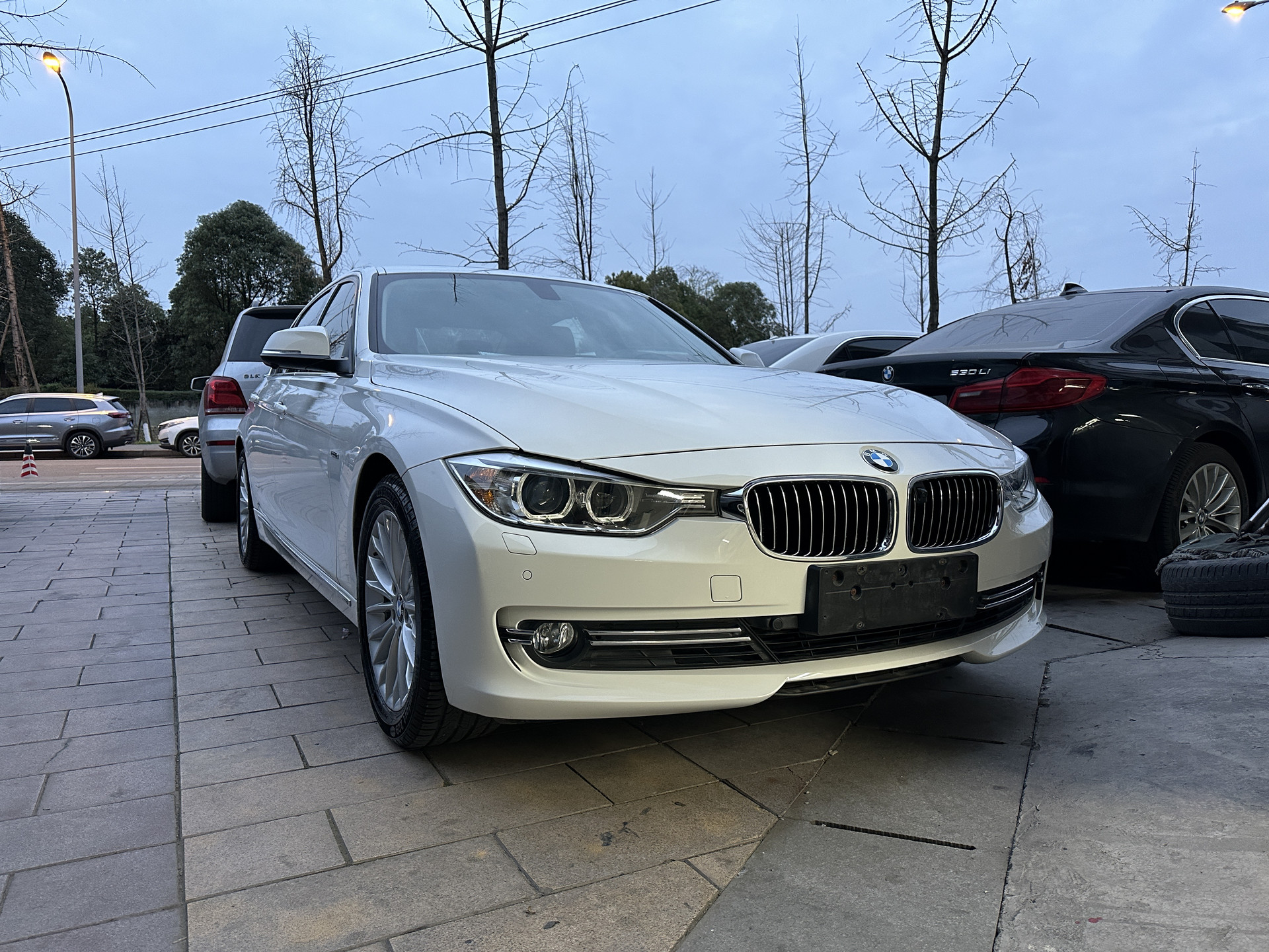 爱车的诺诺- 不到9万，上车准一手F35 320Li...还是豪华设计套装... 同事貌似已经做好接盘准备了。 车型：2013款 宝马 320Li 豪华设计套装 上牌：2013年8月 表显公里 ...